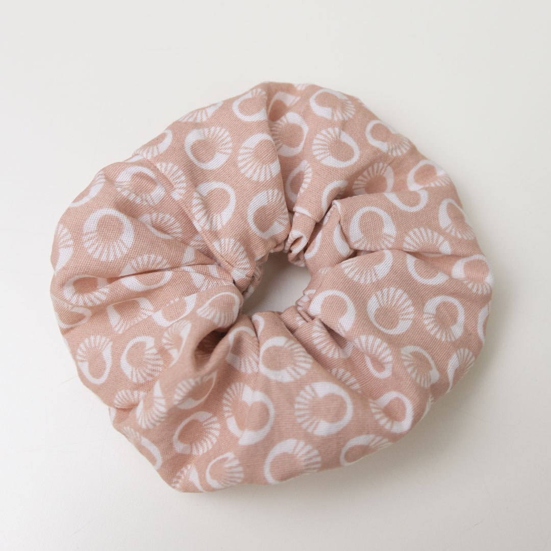Patron gratuit : Tuto débutant chouchou scrunchie | Snaply Magazine